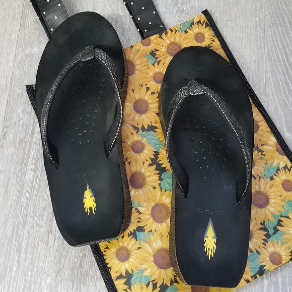 Volatile | Shoes | Volatile Platform Flip Flops | Poshmark